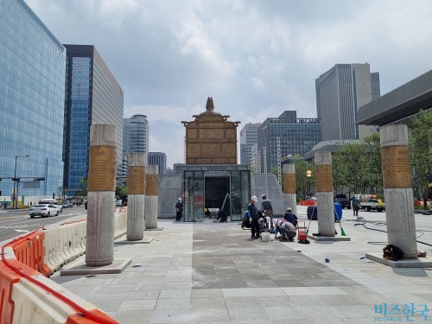 [현장] 재개장 앞둔 광화문광장, '촛불'의 역사는 사라질까 | 비즈한국